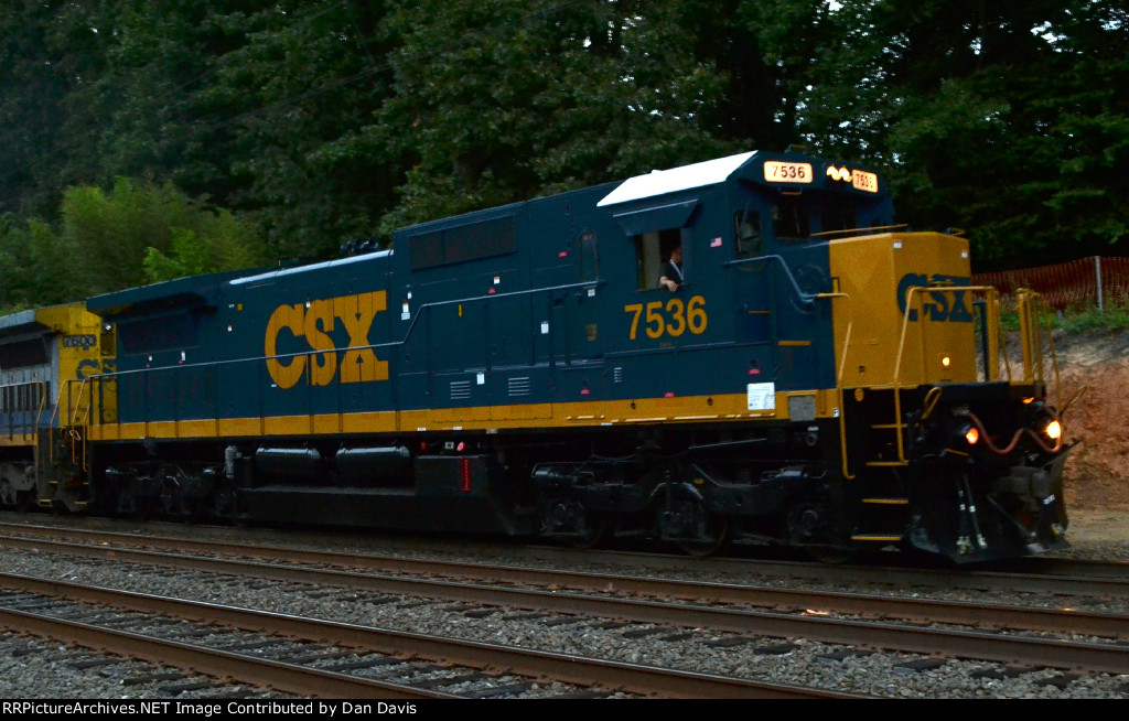 CSX C40-8 7536 leads Q301-03